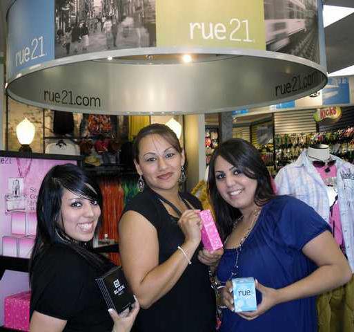 New fashion store opens in Stadium Retail Center - Manteca Bulletin
