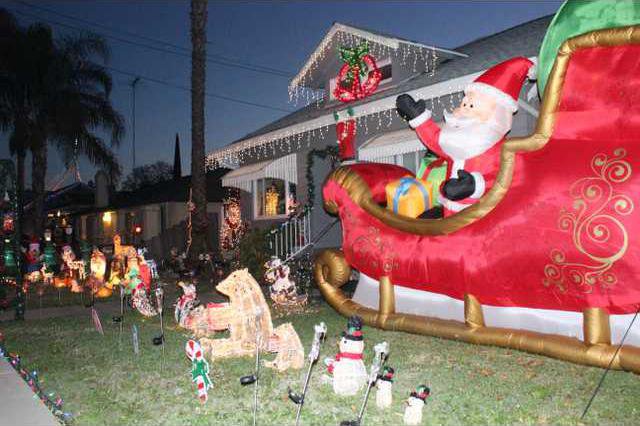 Atlas Court Light Display Shines For The Holidays - Oakdale Leader