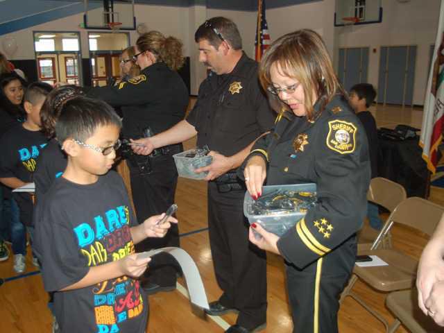 Lathrop students DARE to say no to drugs - Manteca Bulletin