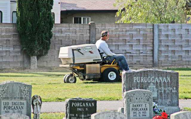 People impatient with woman volunteer, 62, digging grave by herself ...