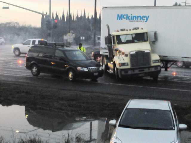 Cars dodge jackknifed semi-truck - Manteca Bulletin