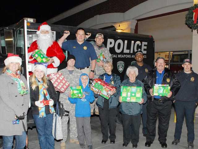 Santa makes his rounds in Ripon with help of police & firefighters ...