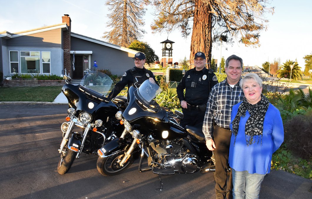 Ripon couple support police with blue lights - Manteca Bulletin