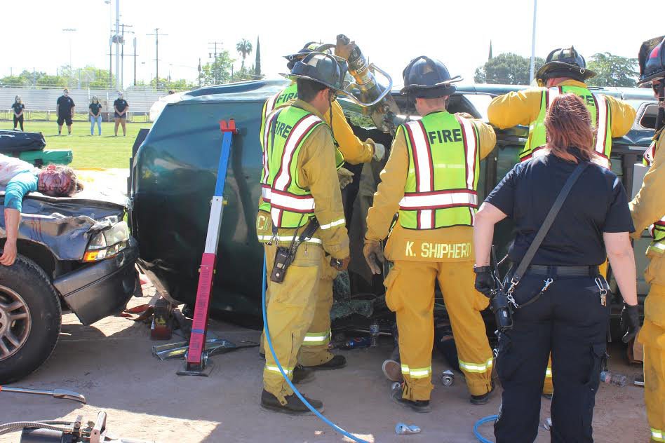 Five ‘die’ in mock DUI crash at Manteca High - Manteca Bulletin