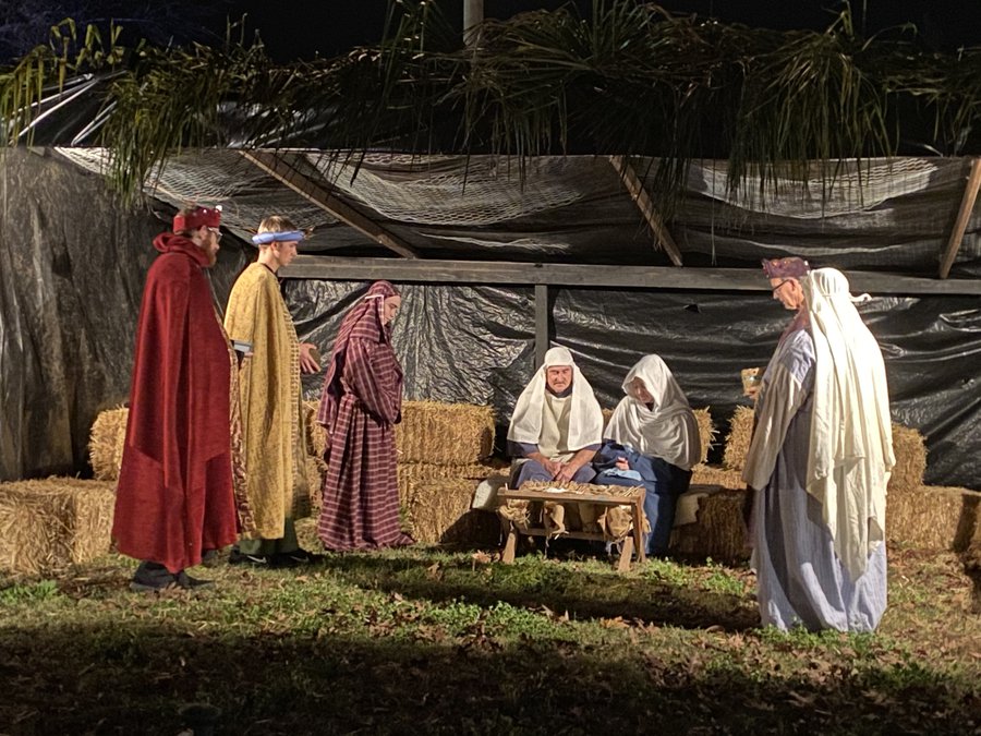 Nativity Scene Attracts Visitors - Oakdale Leader