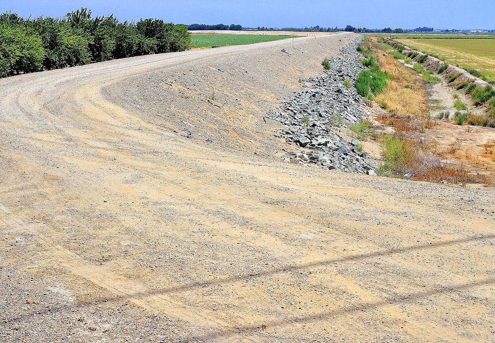 RESIDENTS: DRY LEVEE CUTS RURAL NEIGHBORHOOD IN HALF - Manteca Bulletin