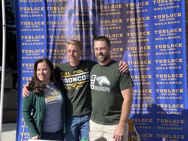 BULLDOG TRACK STAR SIGNING - Turlock Journal