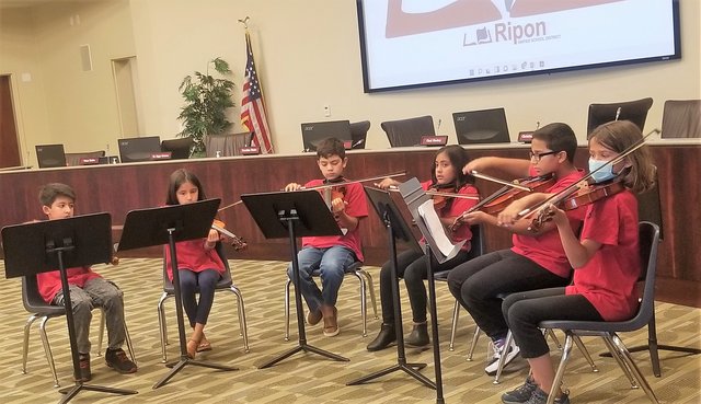 String music students play for trustees - Manteca Bulletin