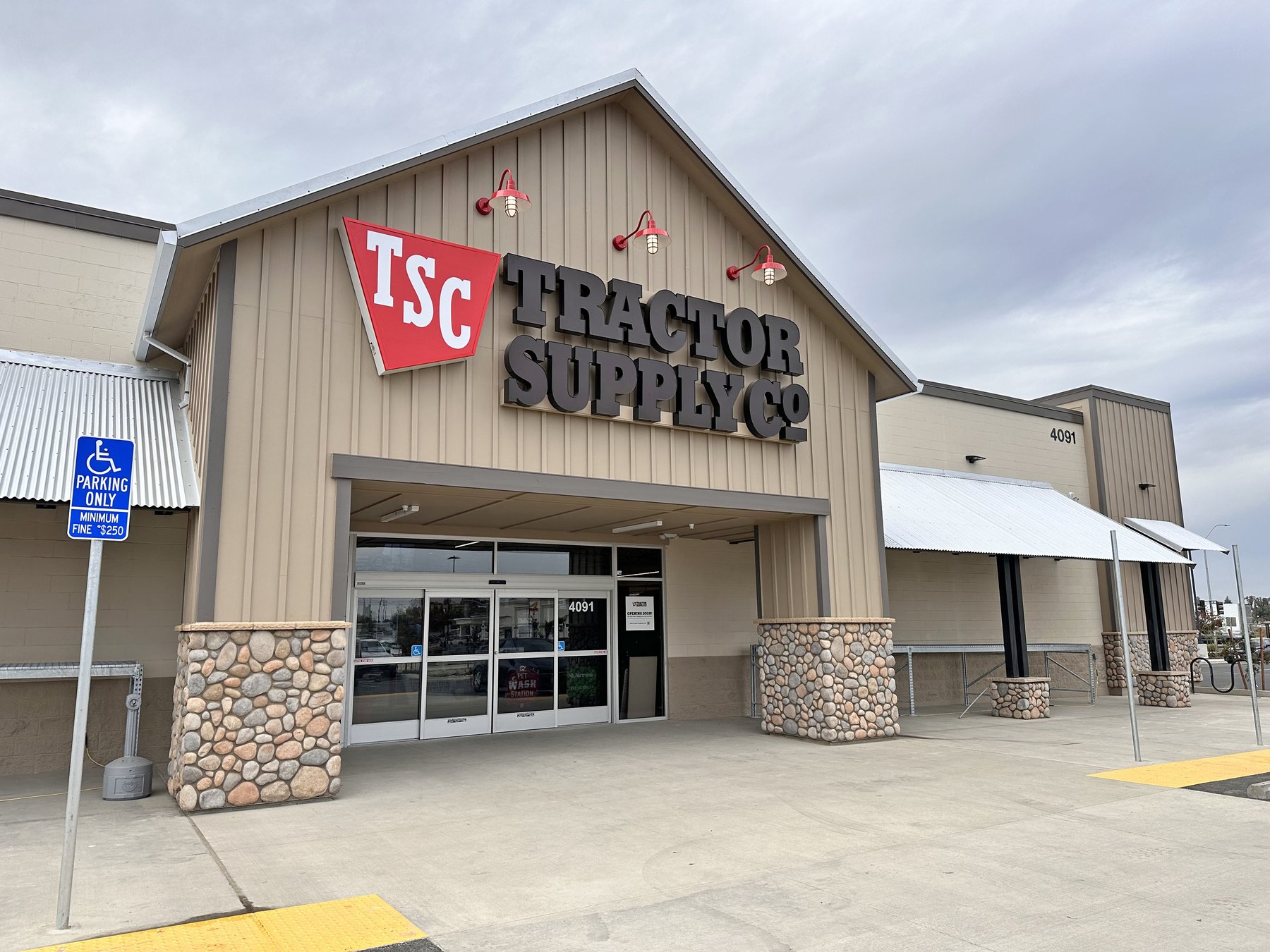 New store graces Gateway Center - Ceres Courier