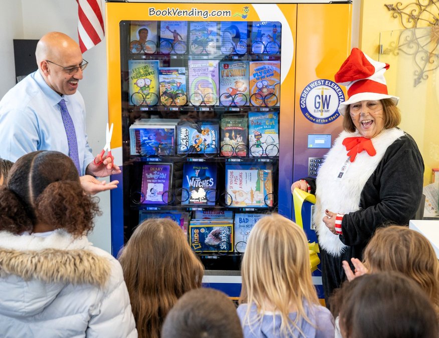 Manteca Unified board members read to students - Manteca Bulletin