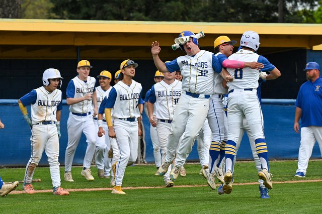 Bulldogs sweep Jaguars in CCAL play - Turlock Journal