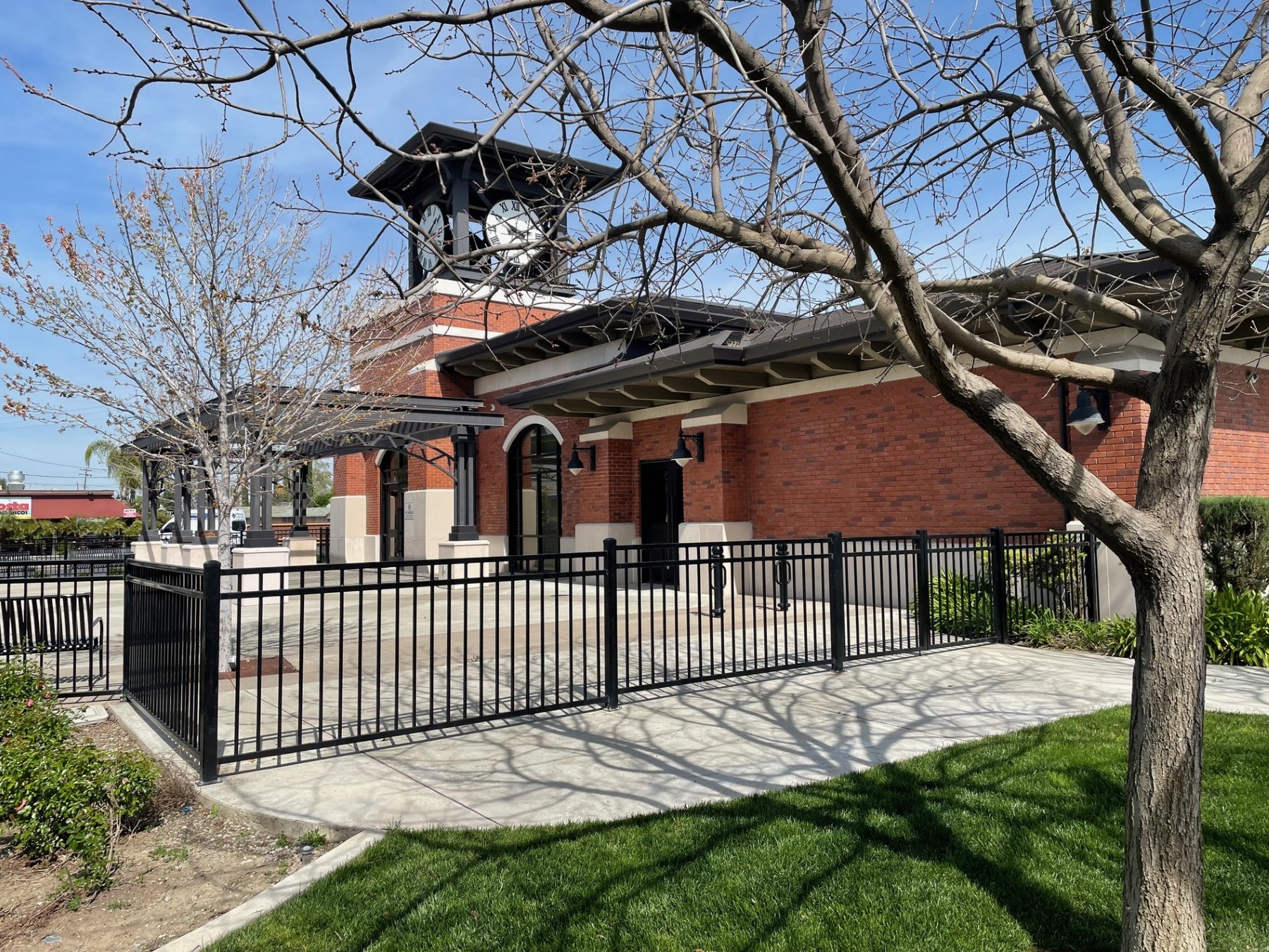 Fencing of transit plaza opens up possibilities - Manteca Bulletin