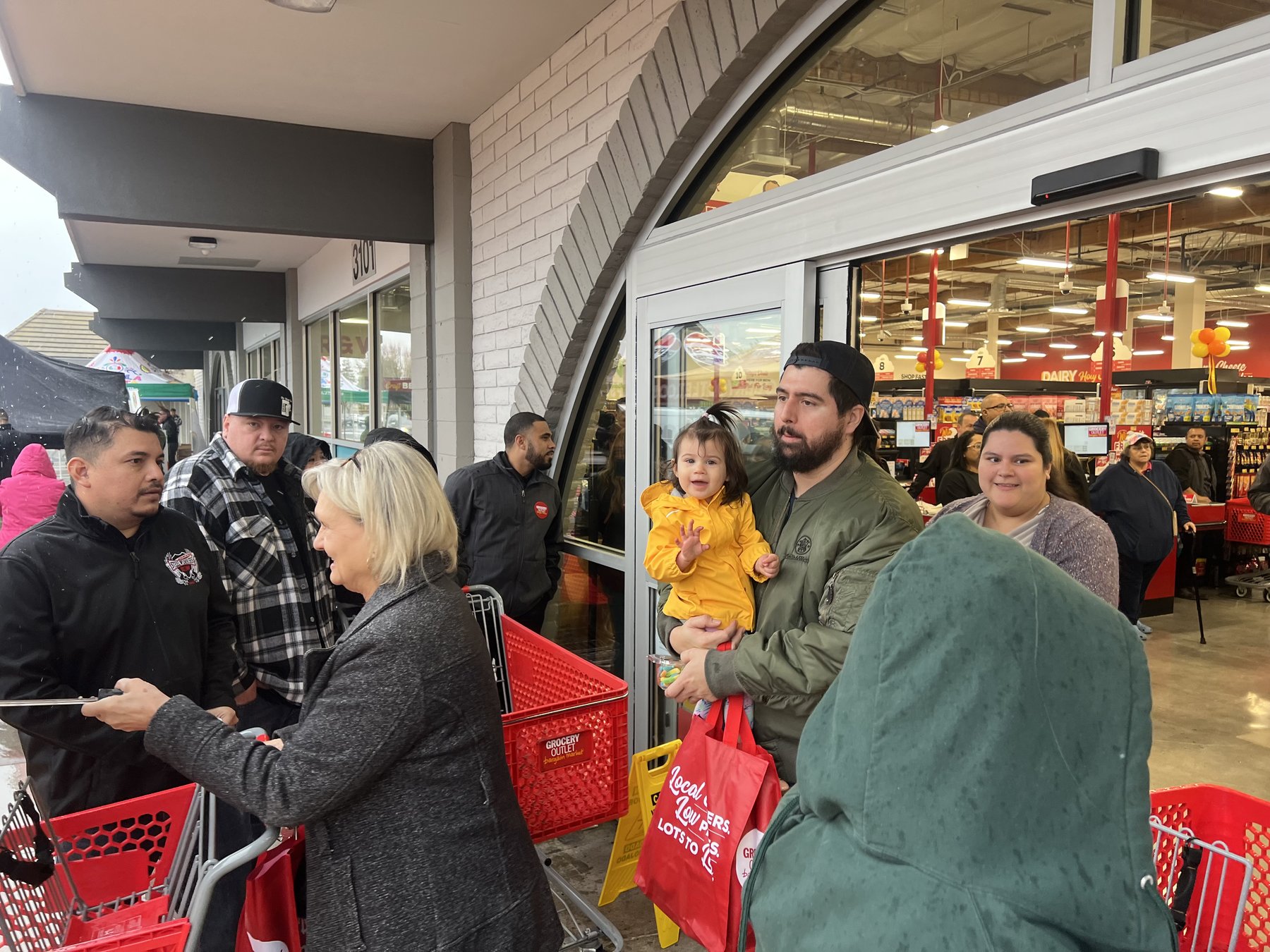 Shoppers flock to new Grocery Outlet - Turlock Journal
