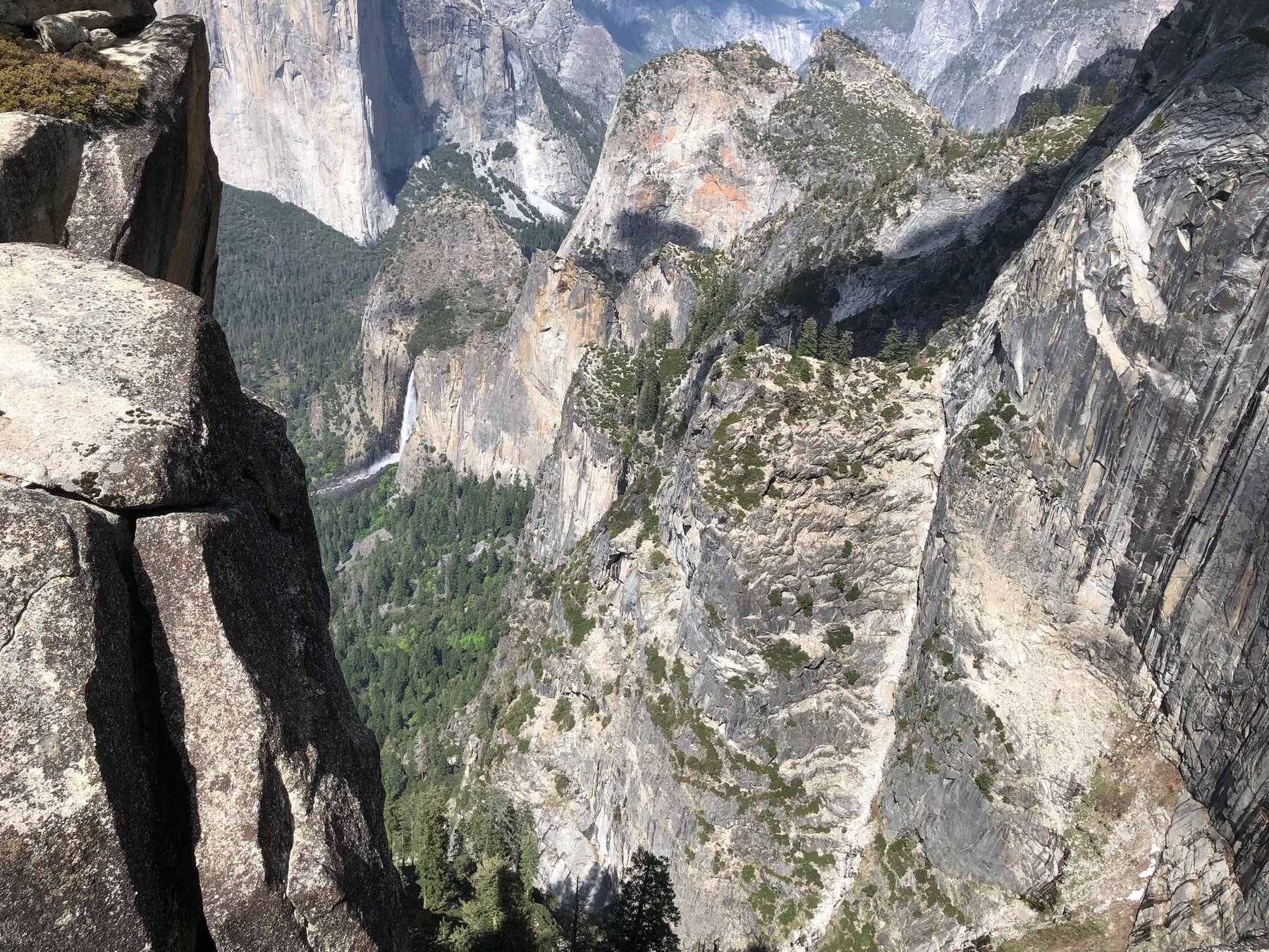 South Rim trail above Yosemite Valley offers iconic world class views ...