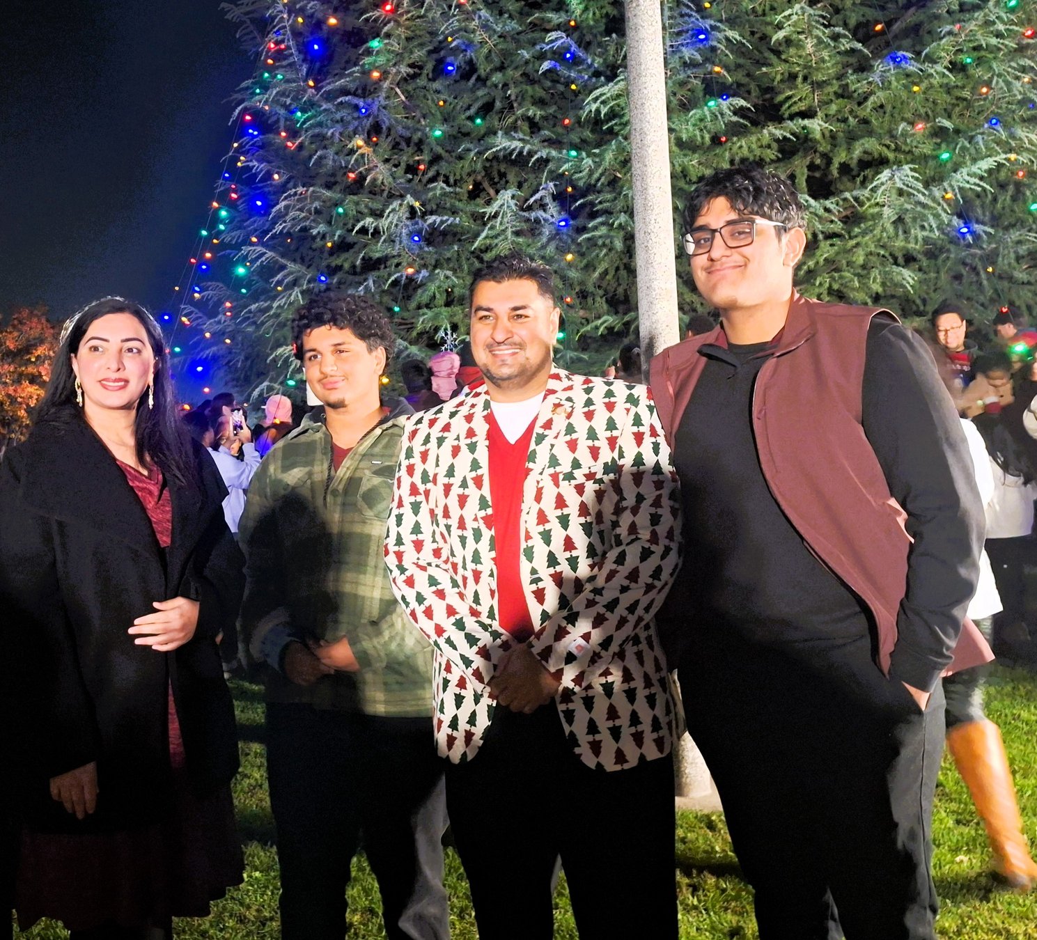 ‘Snow’ falls on biggest ever Christmas at Center - Manteca Bulletin