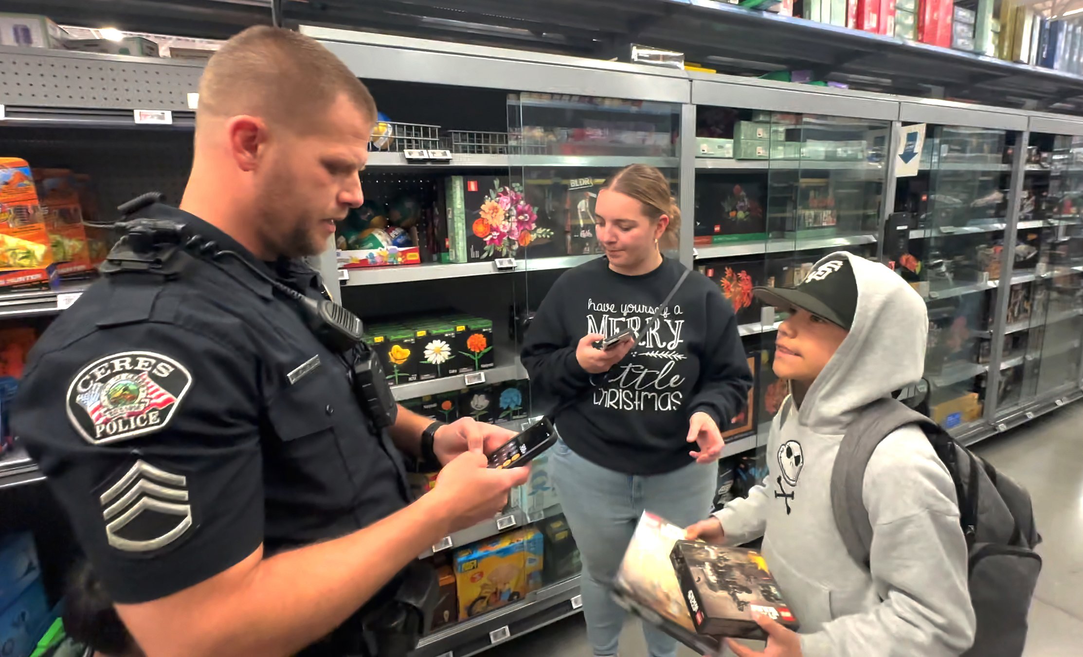 Children of six families ‘Shop with a Cop’ - Ceres Courier