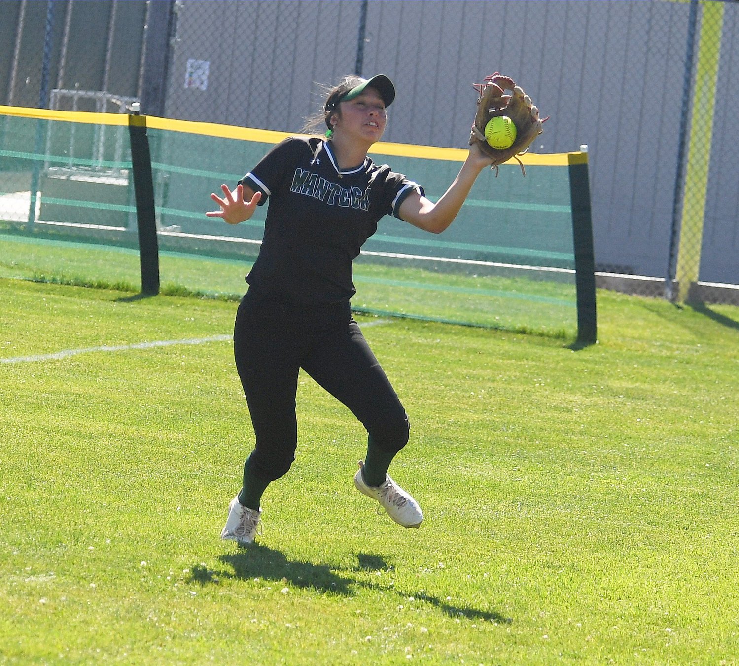 Three-run homer helps push Dixon past Manteca - Manteca Bulletin